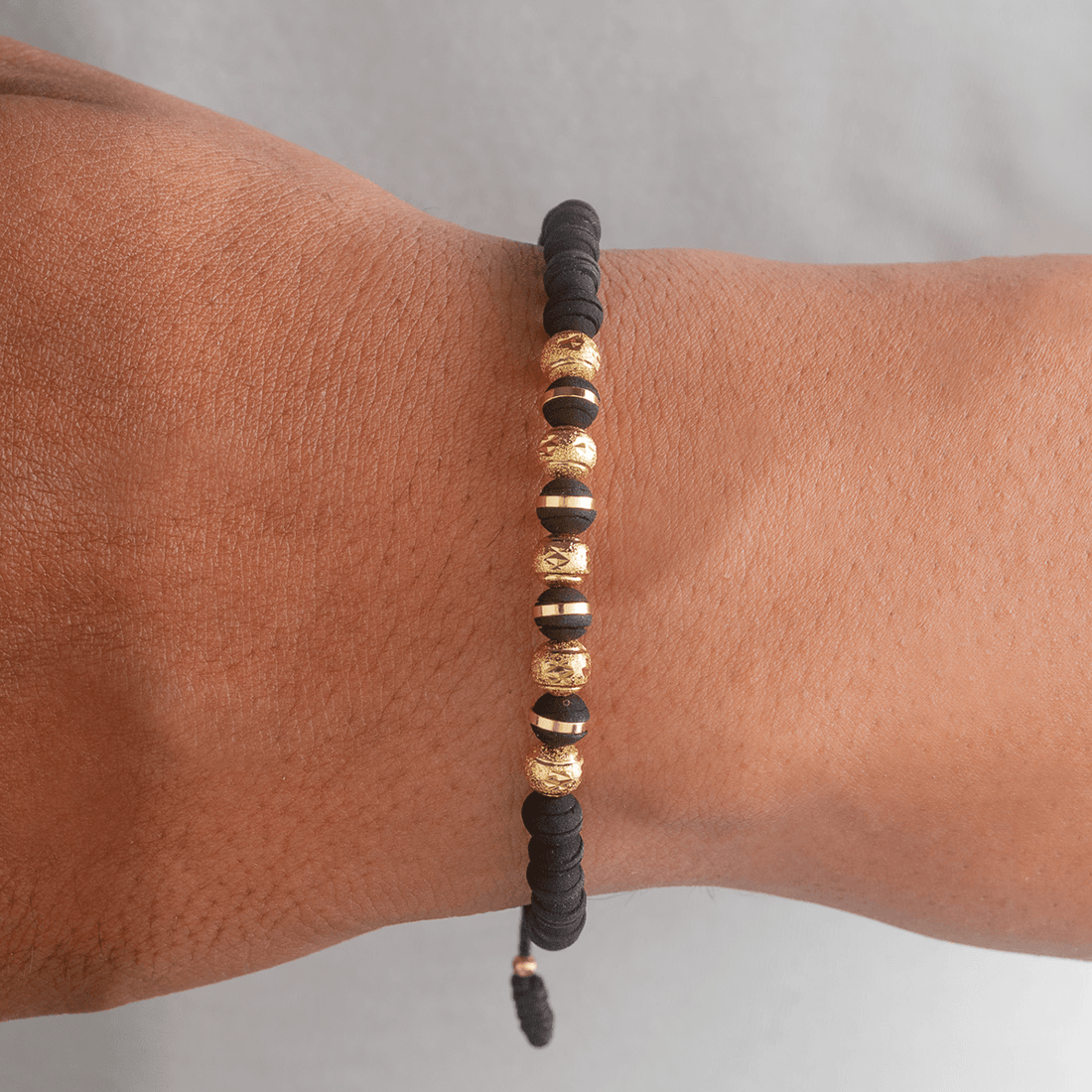 Manillas Artesanales. Balines en Oro Laminado 18k – Vibrantto Joyería